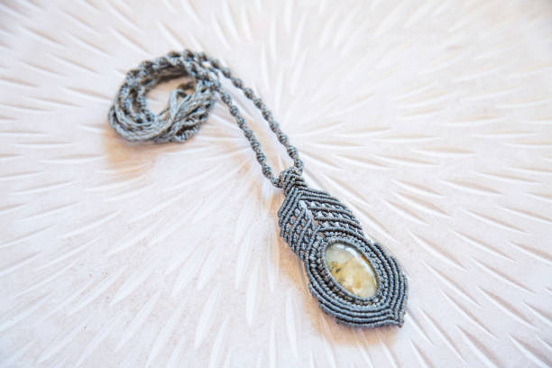Comment sertir une pierre avec du macramé ? Gemacra